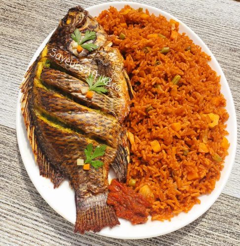 Jollof Rice aux légumes accompagné de poisson braisé au four