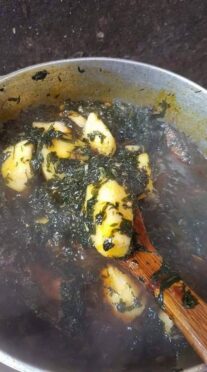 Macabo rouge malaxé au ndolé - Cuisine de Chez Nous