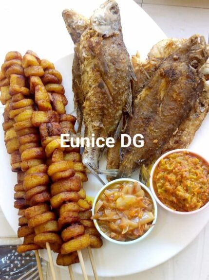 Brochettes de bananes plantain frit (Alloco) poissons sosso sole frit ...