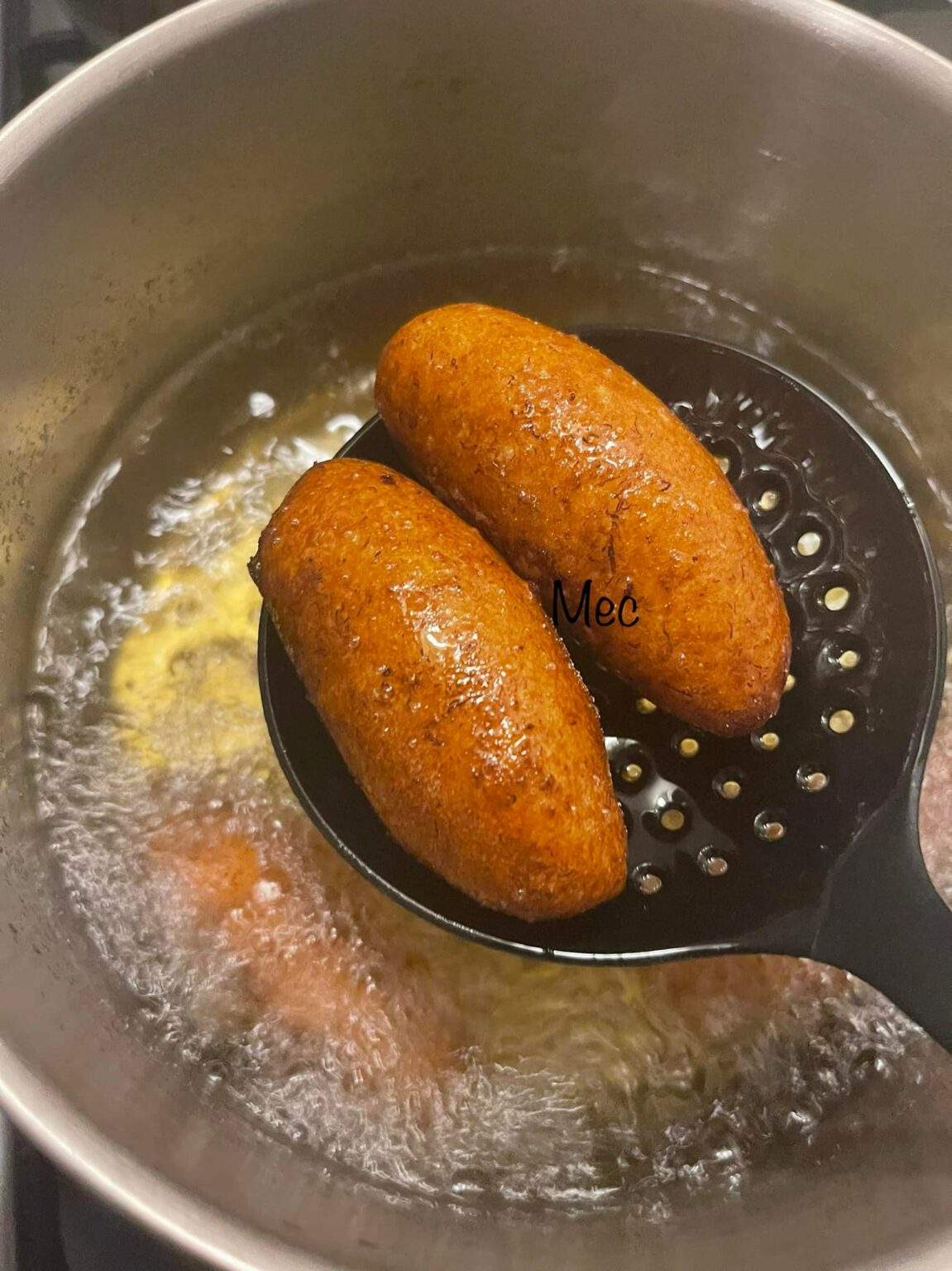 Beignets de manioc fourrés à la viande hachée