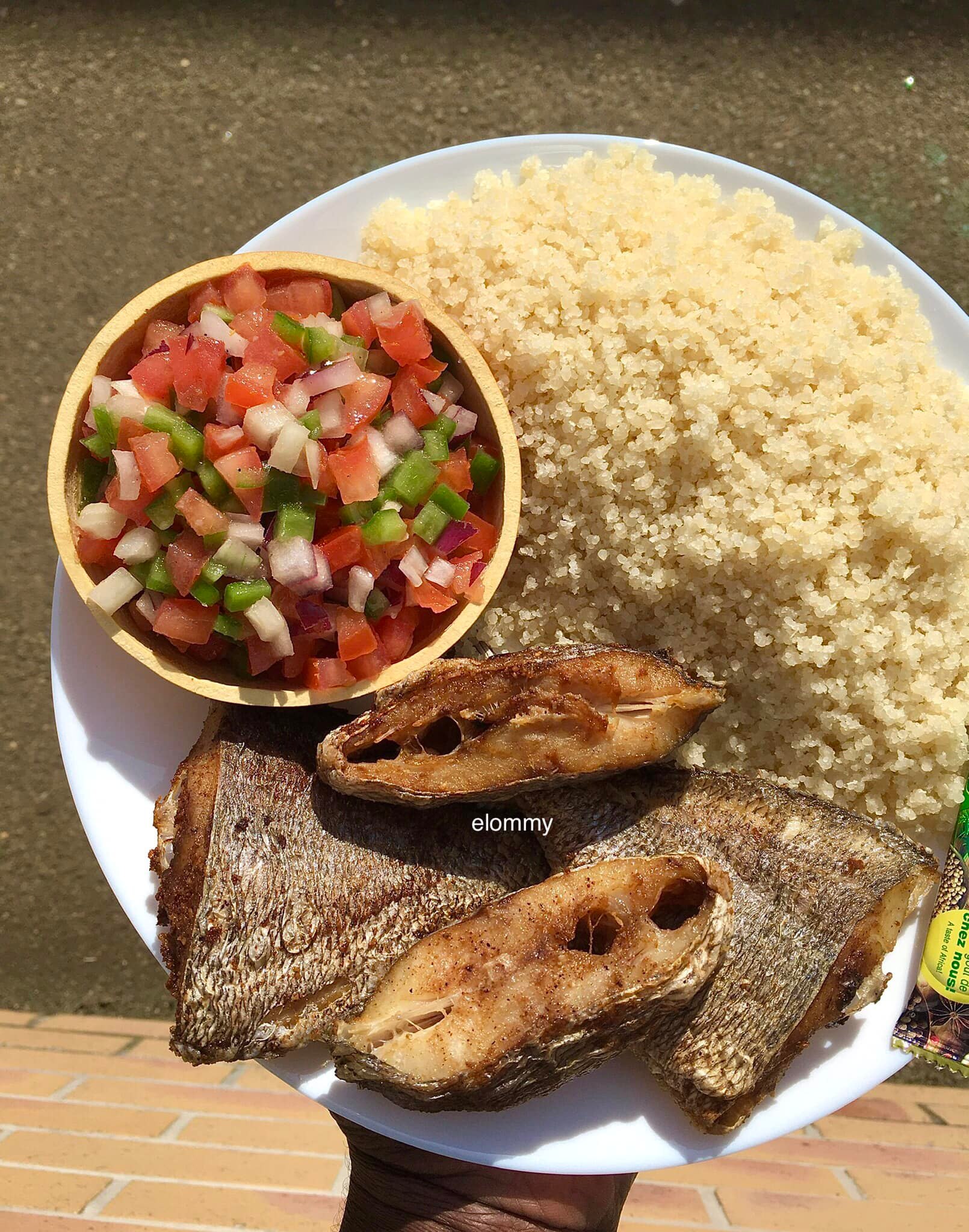 Attiéké + Poisson frit + Crudités – Cuisine de Chez Nous