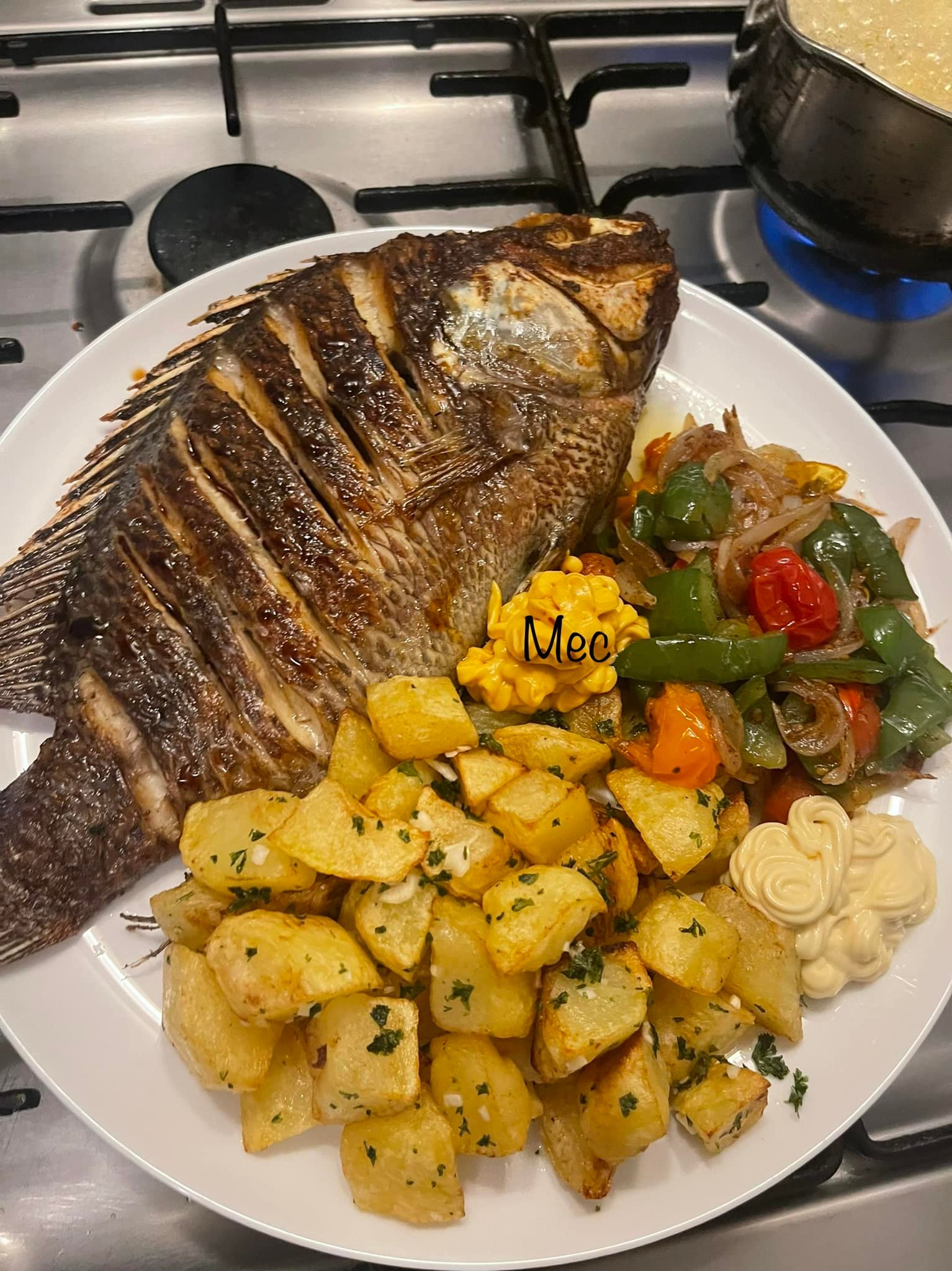 Poisson frit aux pommes de terre sautées à l’ail et au persil - Cuisine ...