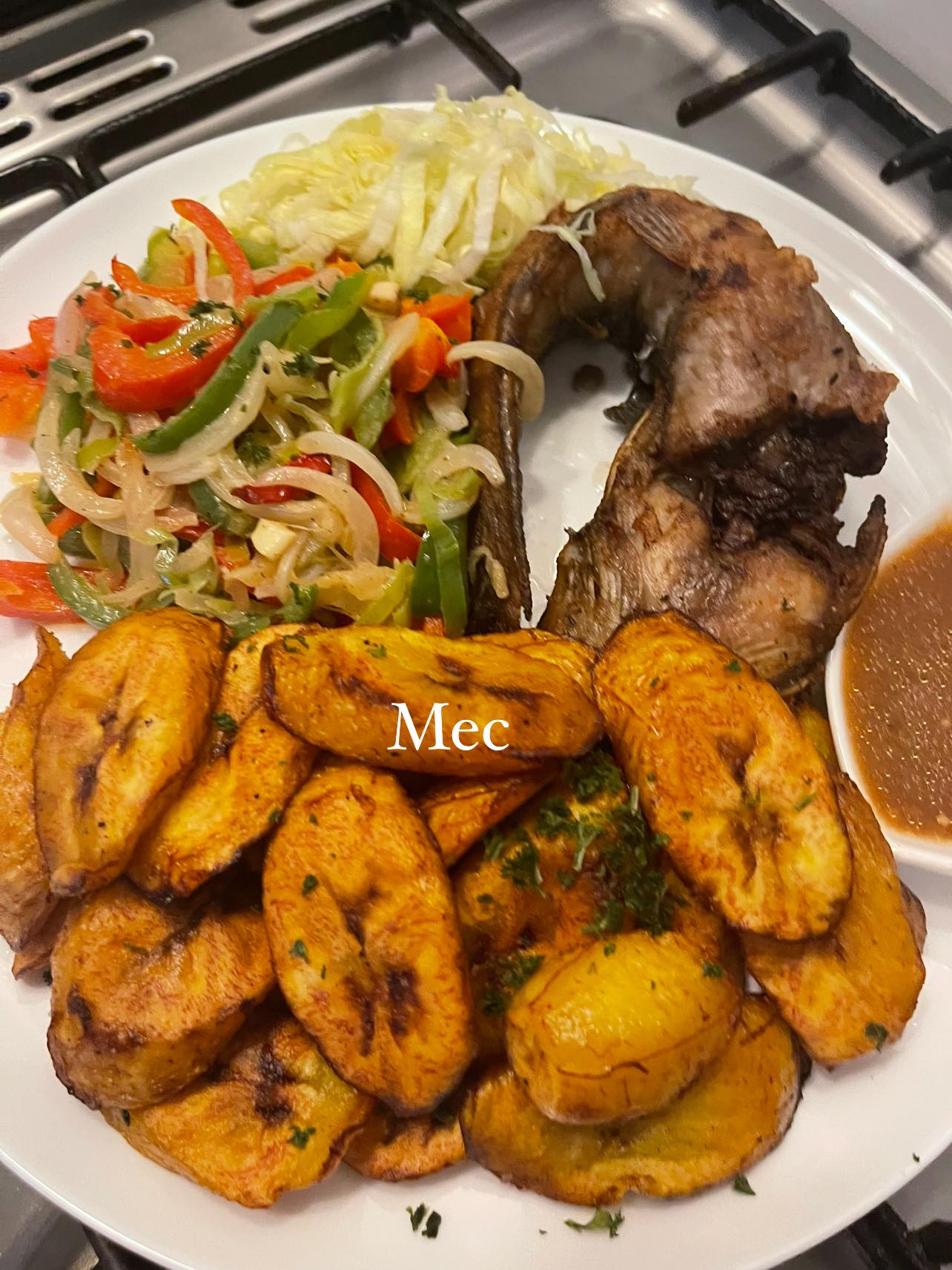 Poisson chat frit et ses légumes accompagné de bananes plantain et son ...