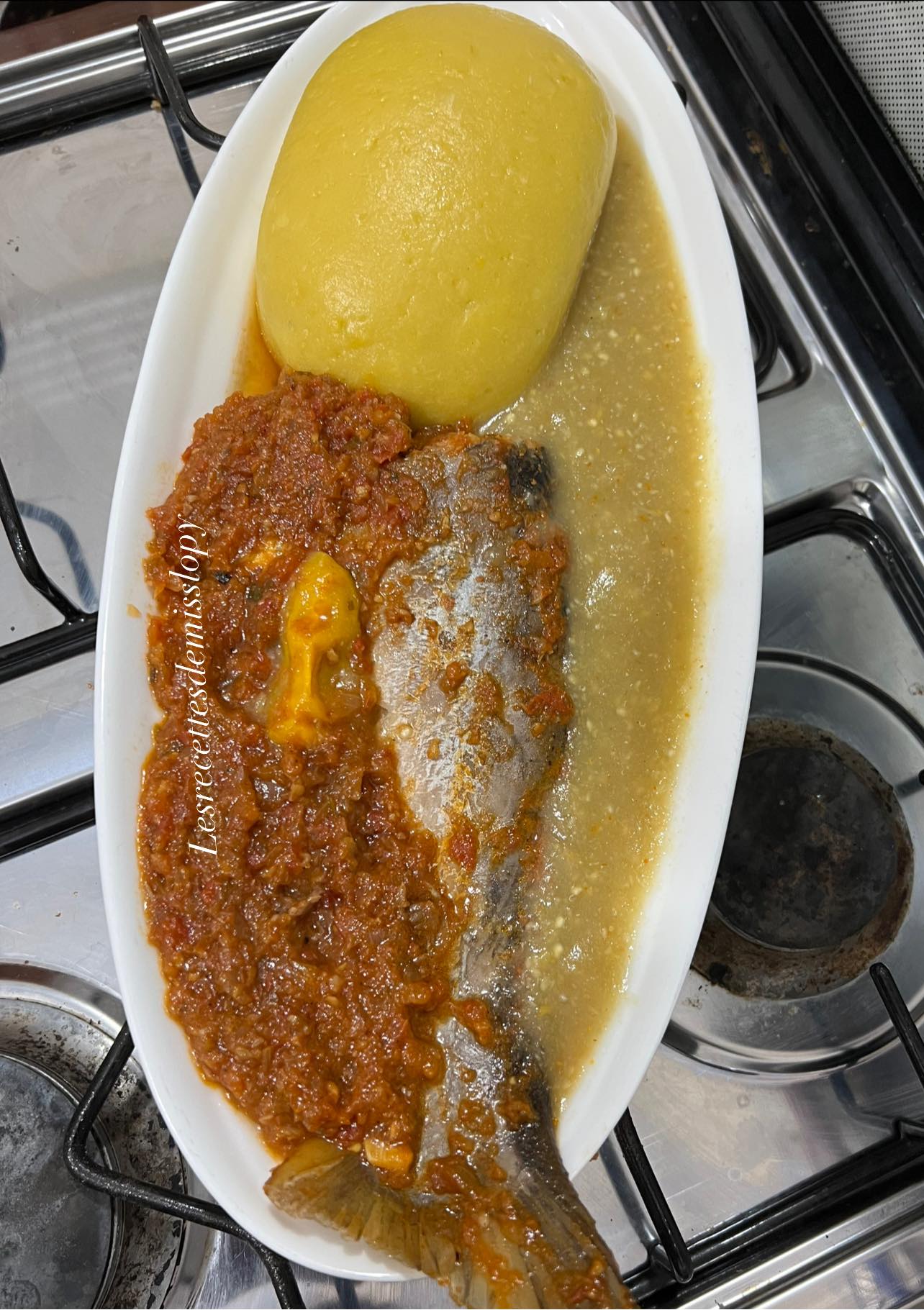 Biekosseu ou bieukosseu au poisson-chat le tout accompagné de foutou ...