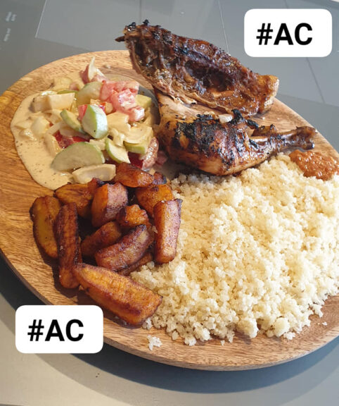 Attiéké Royal au Poulet Braisé, Alloco et Sauce Piquante